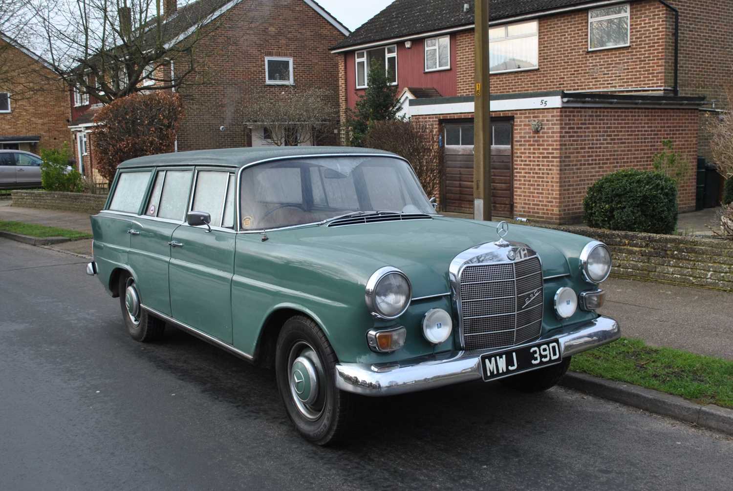 Lot 264 - 1966 Mercedes-Benz 230 Universal