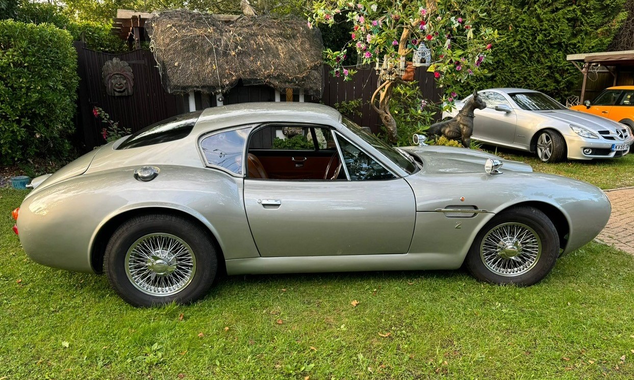 Lot 136 - 1999 Z GT by Classic Coachworks