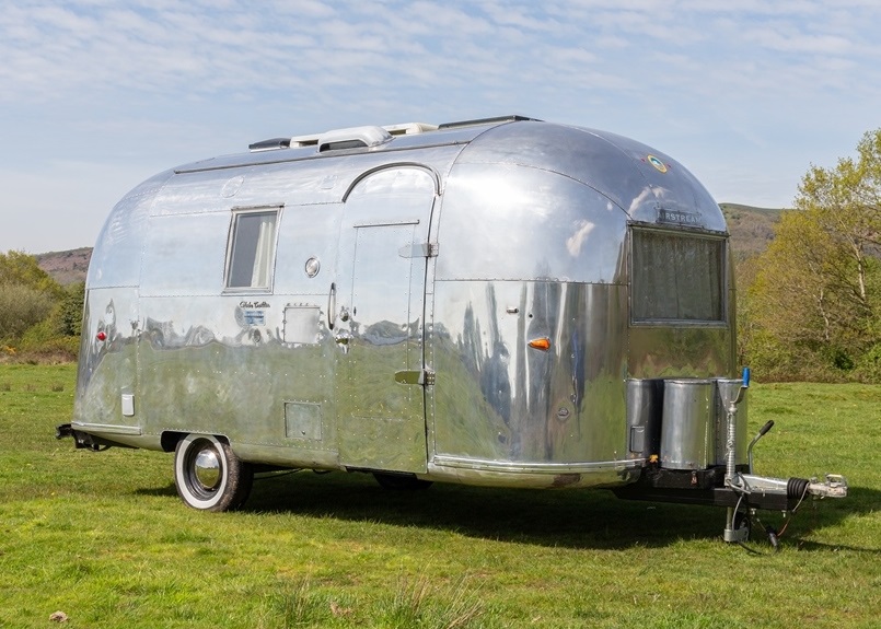Lot 160 - 1964 Airstream Globe Trotter Caravan