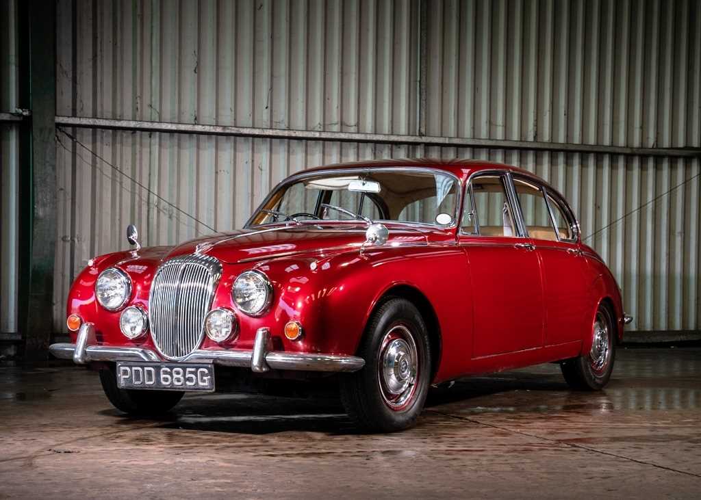 Lot 381 - 1968 Daimler V8-250 Saloon